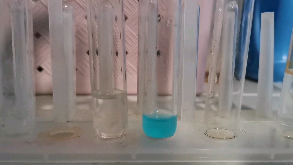 硫酸铜溶液分别与氯化钠溶液和氯化铵溶液混合加镁的反应