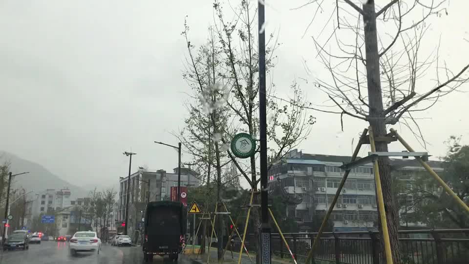 奔驰c260l雨刮异响,去4s店清洗了前挡风玻璃,换过雨刮胶条,调整了雨刮...