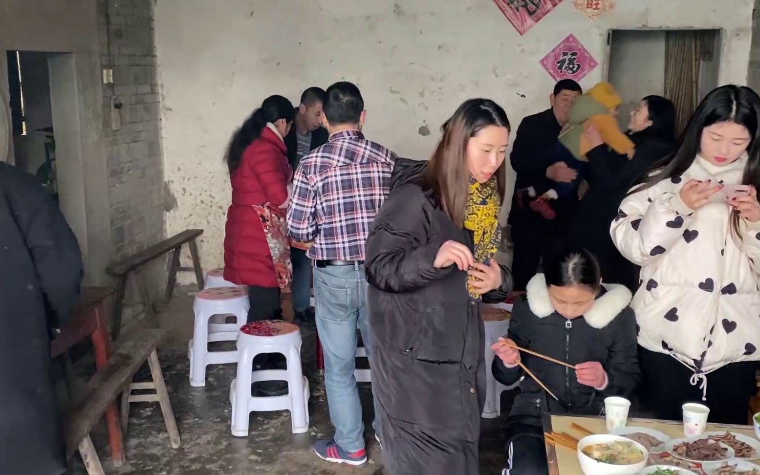 重庆农村团年饭,一大家人真热闹,你们团年和我们一样的风俗吗?