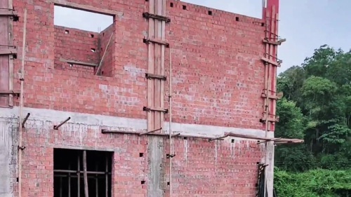 现在又下起了雨,山墙这边的三根构造柱已经支好了模板