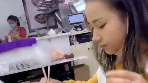 口罩的用法真是越来越多了,没想到小姐姐居然还能这样用,是你自创的...