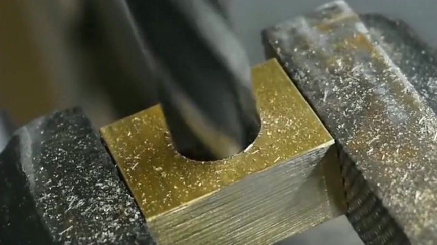 一块普通的黄铜矿在手艺人的手中只需几天价格能翻个几千倍!