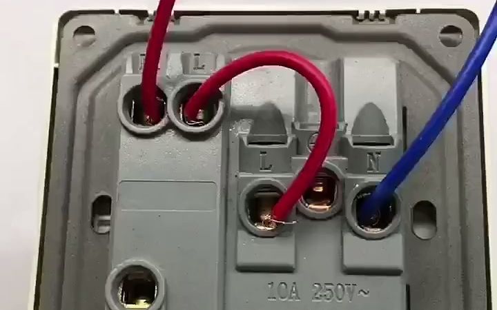 开关控制插座的接线方法,记得双击关注每天更新电工电路电工 电工...