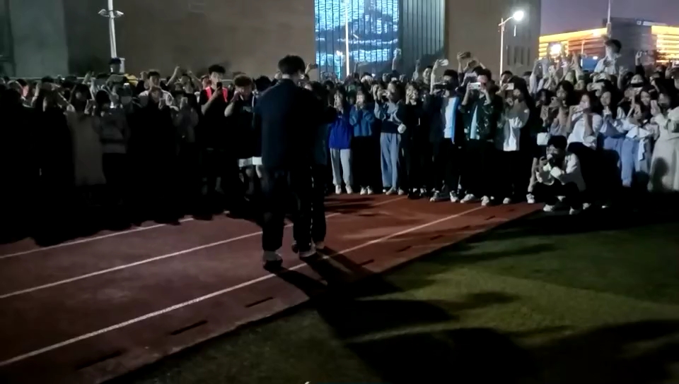 令人羡慕的校园爱情!