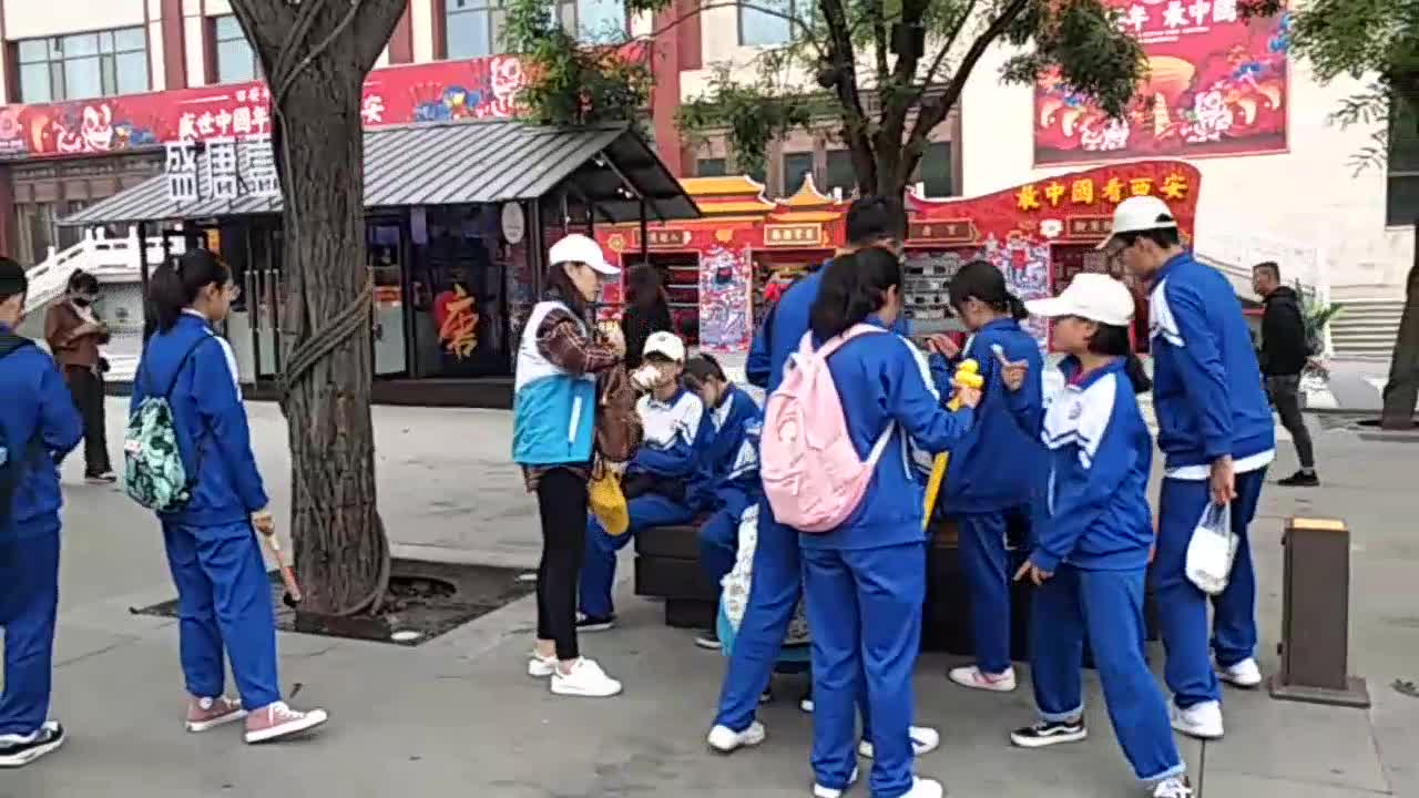 大雁塔景区迎来了北京中学生