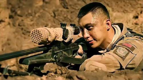 红海行动神配合!队友狂扫巨石掩护,狙击手秒懂一枪毙敌!