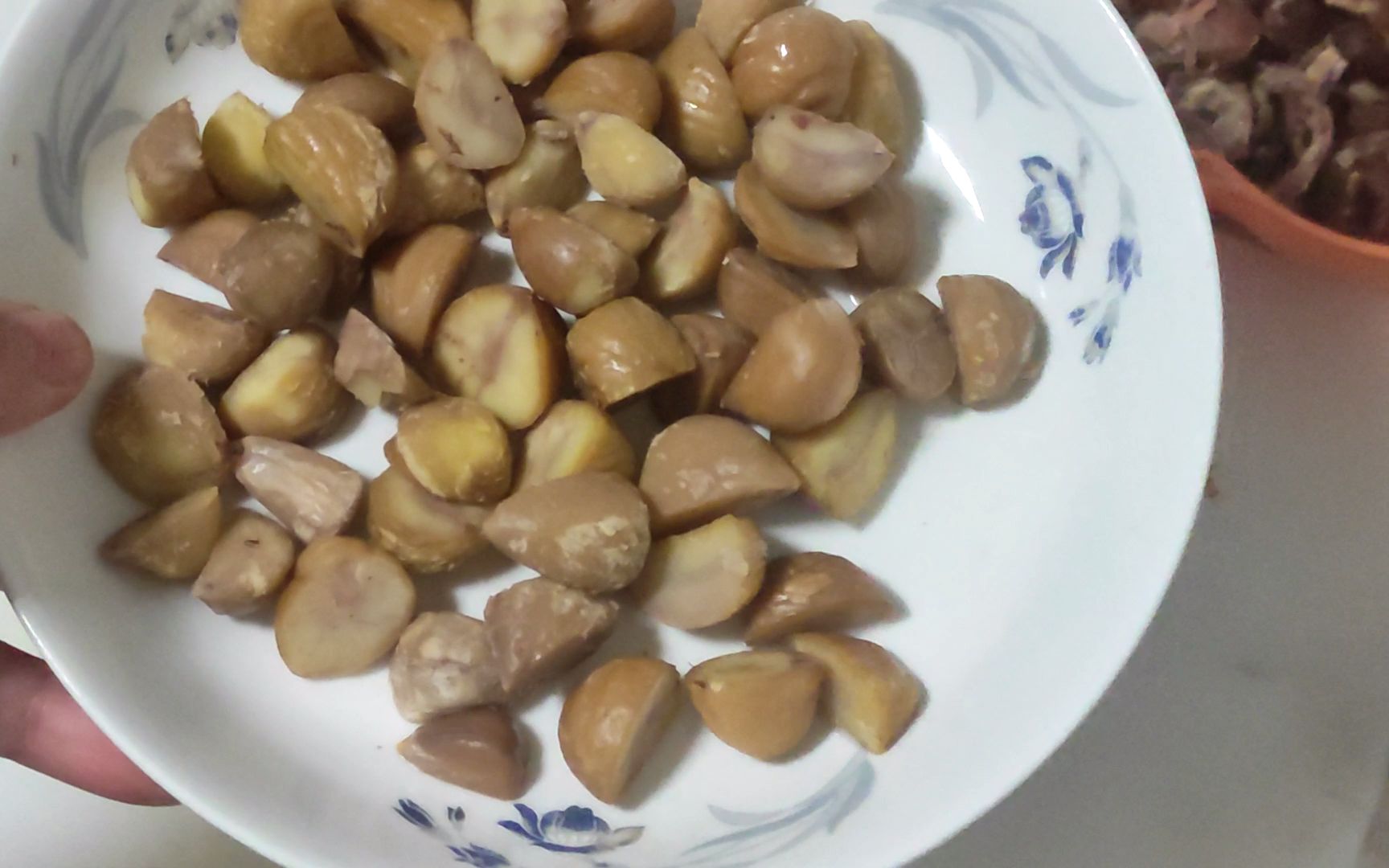 老爸教的栗子去皮法,简单粗暴,与众不同