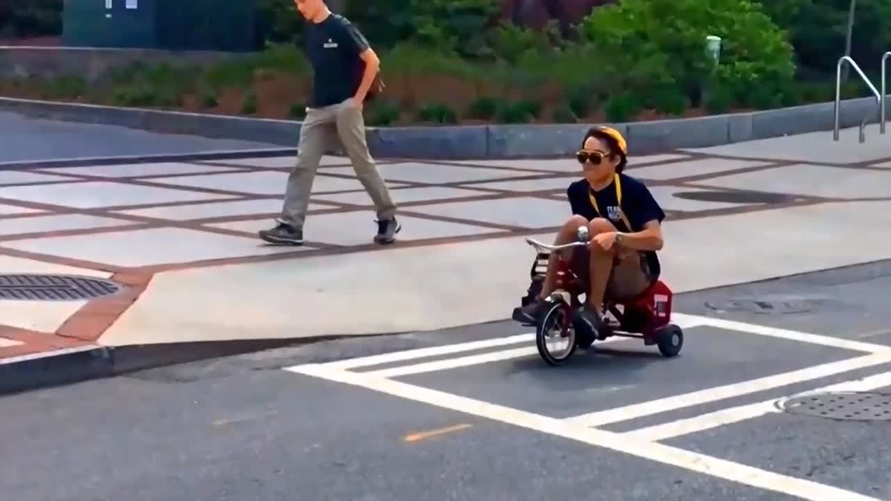 草根科学大发现:看老外是怎么把儿童玩具变成电动三轮车的