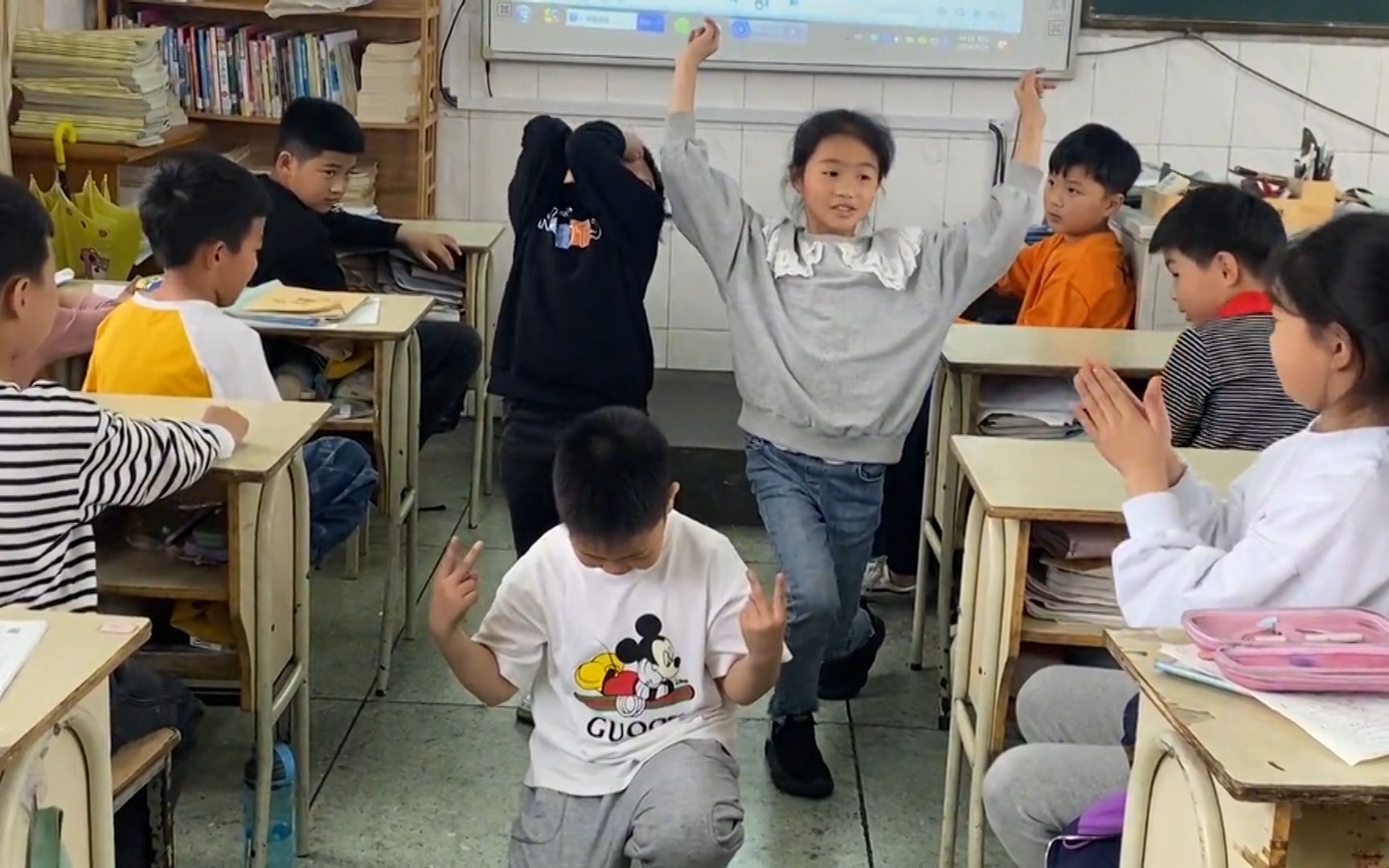 小学生在课堂上表演“孤勇者”,网友爆笑:以后黑历史都是高清的
