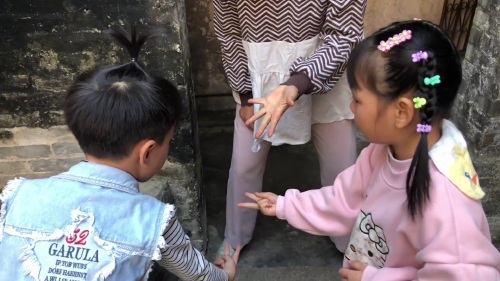 搞笑熊妈妈捉迷藏输掉了被惩罚挠脚心挠痒痒