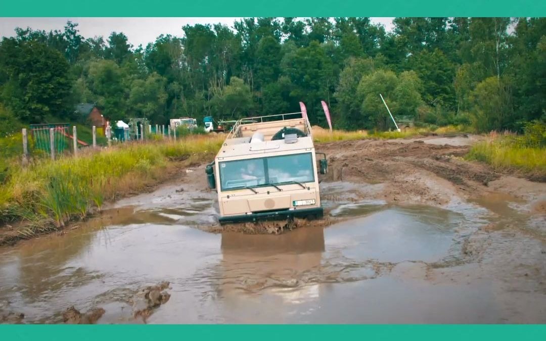 泥泞道路还得是太脱拉!
