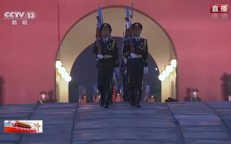 #国庆节# #新中国成立71周年# 燃爆了!国庆天安门升旗仪式数万人同呼...