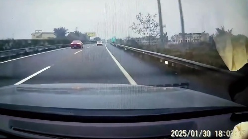 高速有逆行的电动车?道路千万条安全一条文明驾驶安全出行遵守交通...