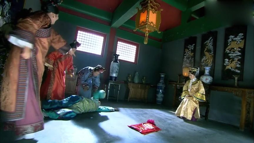 新还珠格格:容嬷嬷对紫薇下狠手,直接用针将其扎死,让人气愤!