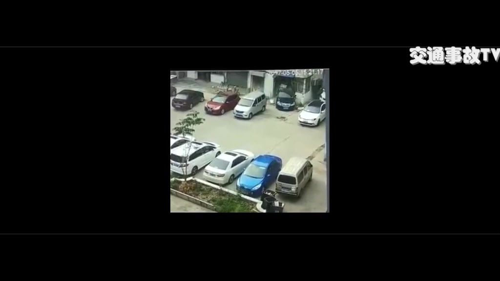 【交通事故】一起倒车事故——叹为观止的操作!幸无人员伤亡!