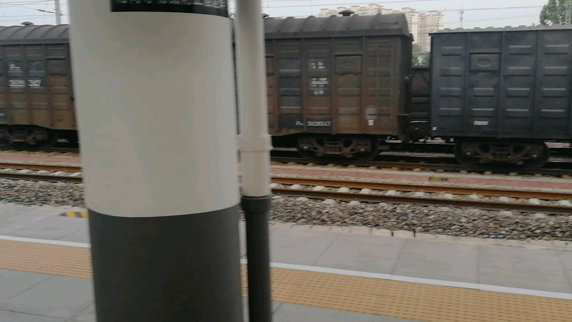 K7718次列车到达唐山北站