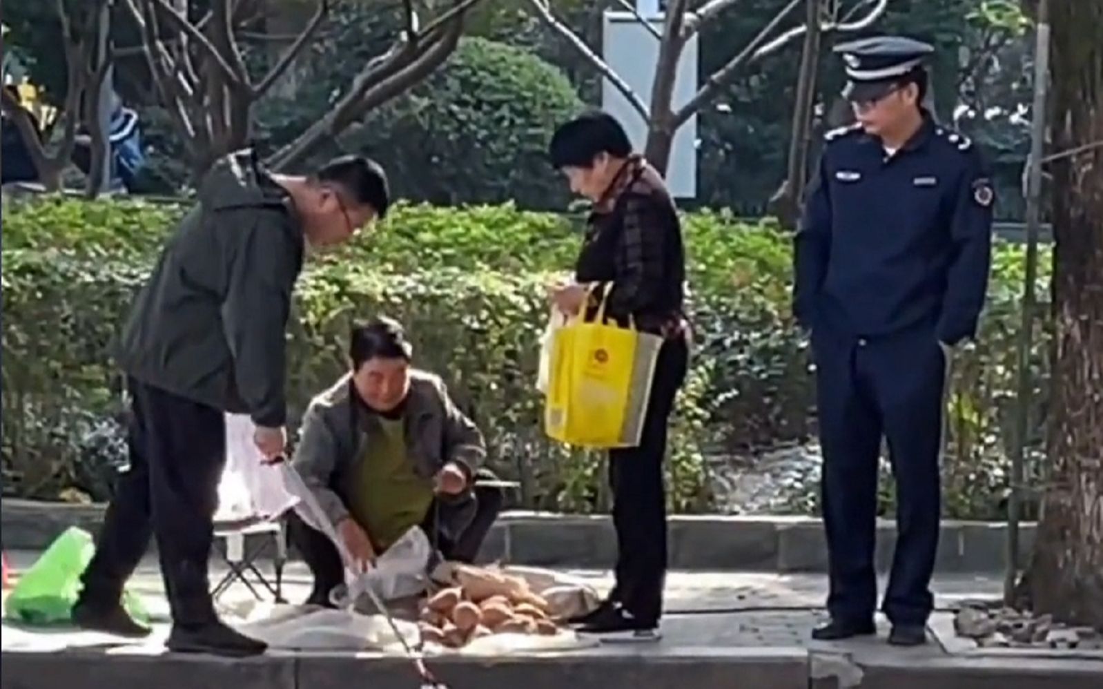 城管执法人员收缴乱摆乱放商品,却缓慢行驶让商贩自己拿走,网友:一个...