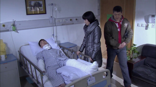 男人往吊瓶里注射安乐死药,吓得罪犯全招,没想竟是维生素