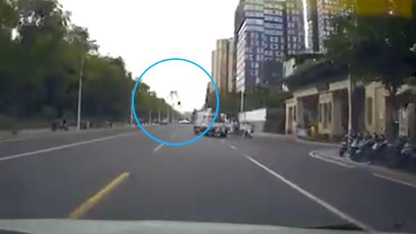 行车记录仪拍到福州在建摩天轮倒塌瞬间