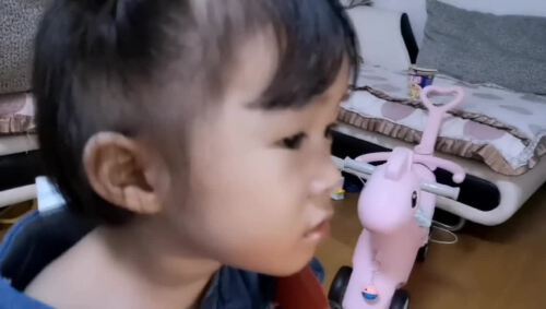 陪两岁多的宝宝看了一集动画片,问了她几个问题,结局惊呆了妈妈