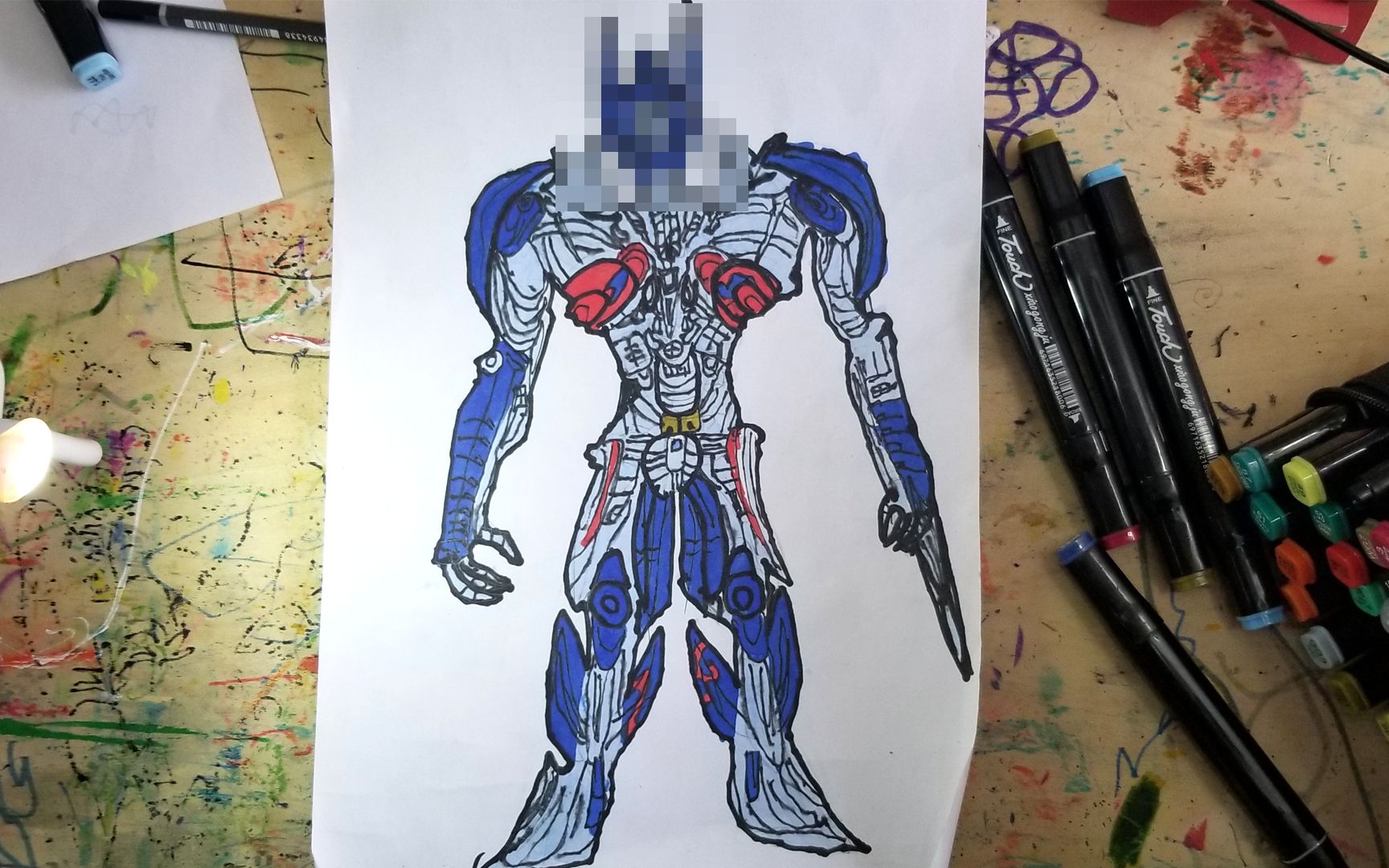 2年级小学生画的变形金刚擎天柱,身体很复杂,脸画得很抽象