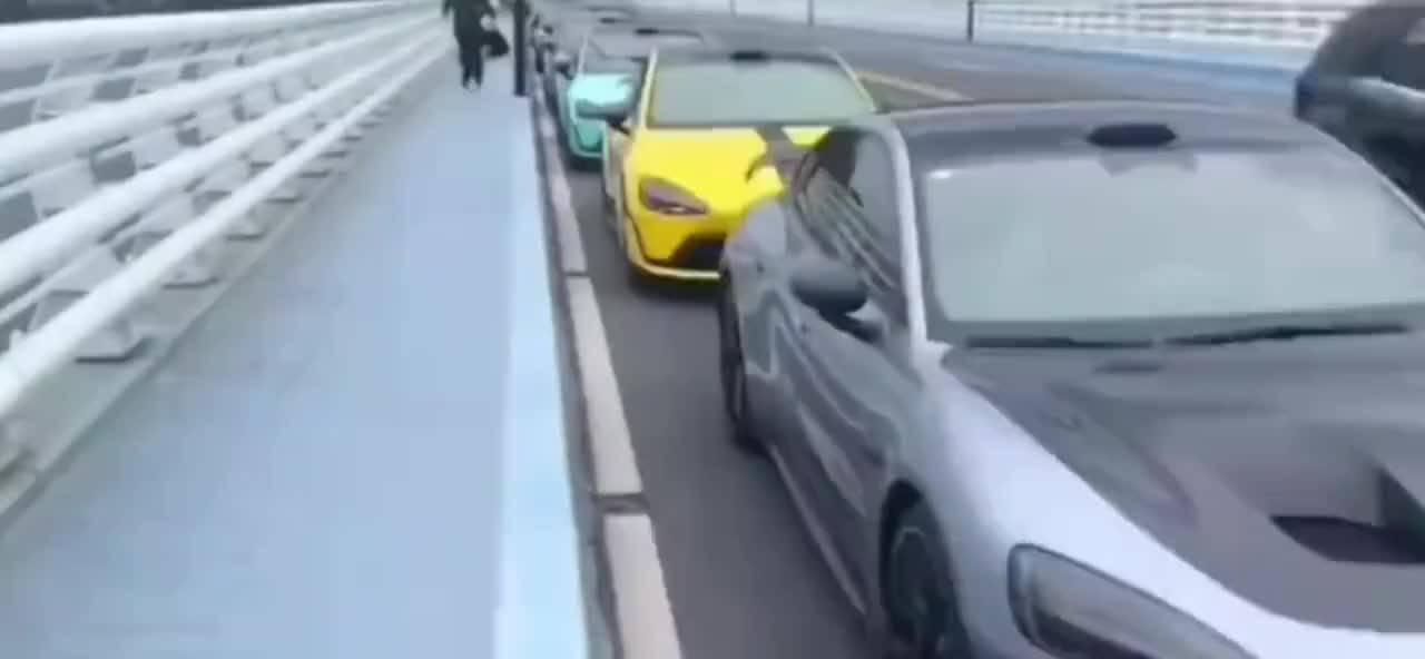 这么多车,就没有一个人提出这种行为不仅不安全,还违法
