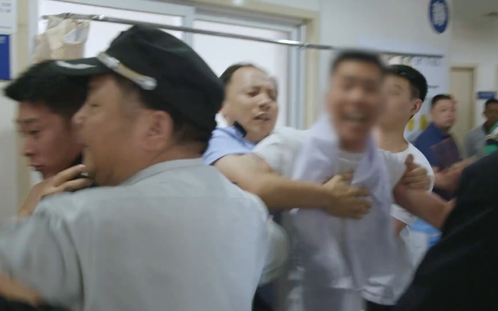 农民工受伤成植物人,家属玩消失,医院免费医治4年后死亡,反遭投诉