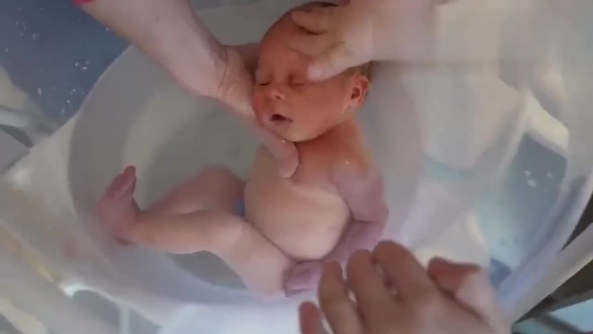 育儿师这样给初生婴儿洗澡,哥哥姐姐都来围观,太好玩了