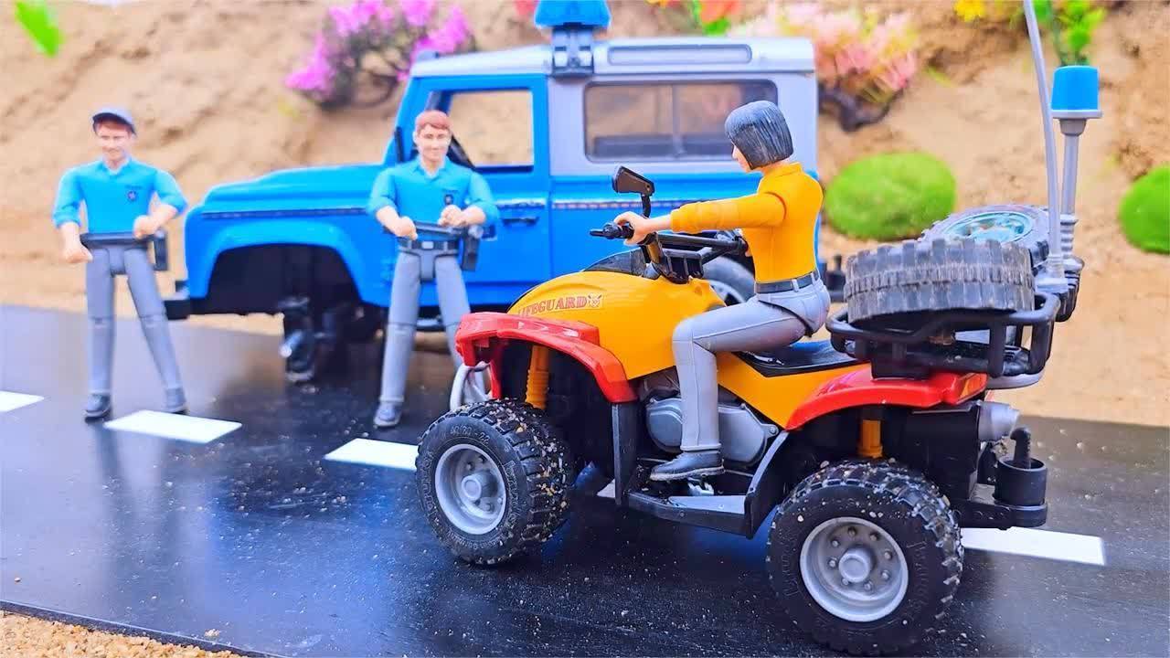 小男孩喜欢的赛车总动员玩具车和卡通公仔在沙堆上搭建彩色桥梁