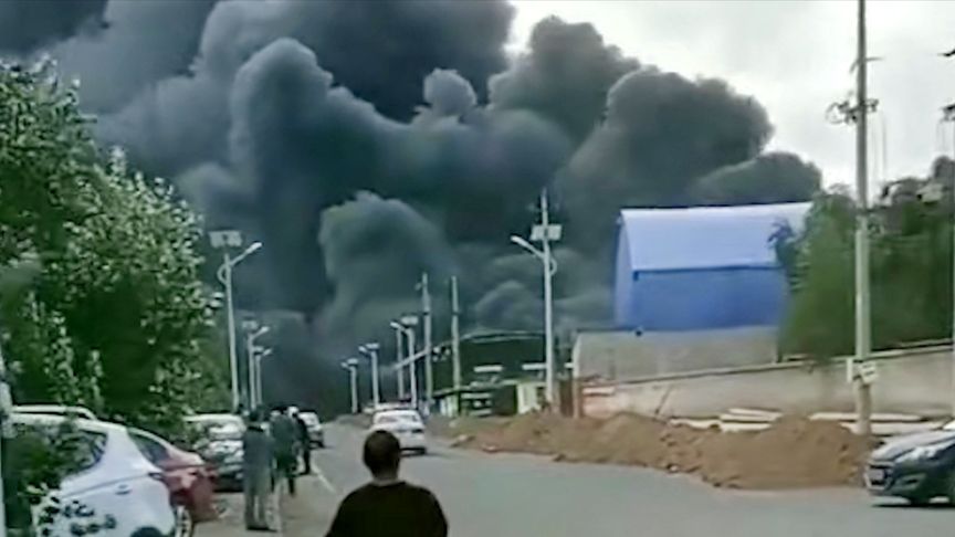 突发!内蒙古一村内工厂疑爆炸,黑烟成巨大天幕截断道路,厂前面包车震碎