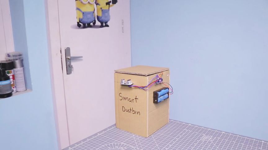 国外小伙用纸板制作全自动垃圾桶,方便又省事,真是太厉害了!