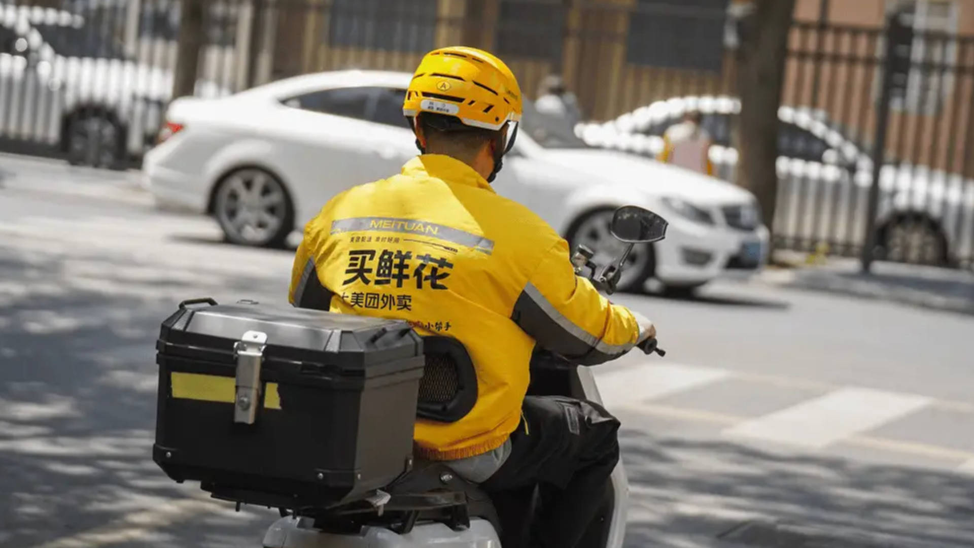 网友炸锅!"北大外卖哥"仅跑5单,是真就业难还是博流量?评论区吵翻了