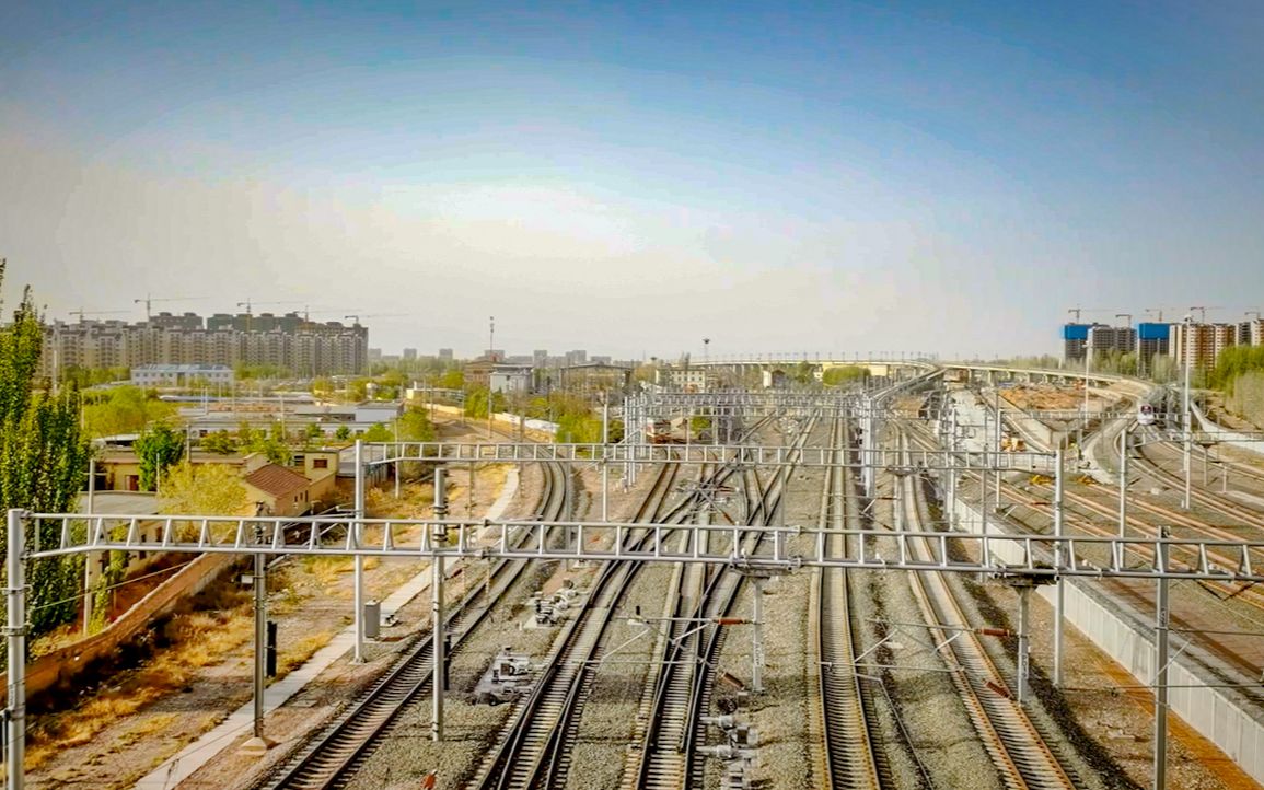 CRH5A动车组列车自银川动车所驶出,驶向银川站,兰局迎段SS7C电力...