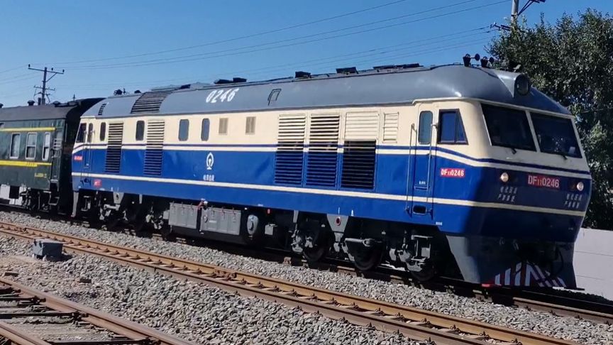 哈尔滨开往乌伊岭唯一的火车 哈局佳段DF11牵引K7127次列车通过