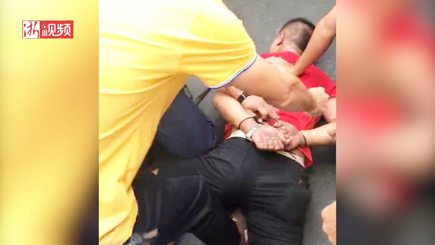 突发!轿车“发疯”连撞3车 致1死1伤 司机现场殴打交警