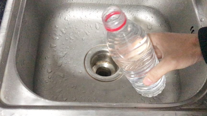 洗菜盆堵了不要用手抠,只需要1个矿泉水瓶,这辈子都不愁了