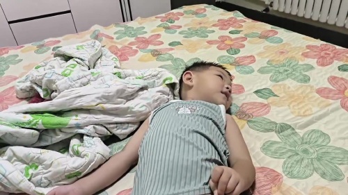 晚上不带尿不湿,所以他那手总是那么欠,因为这都揍过他几次了