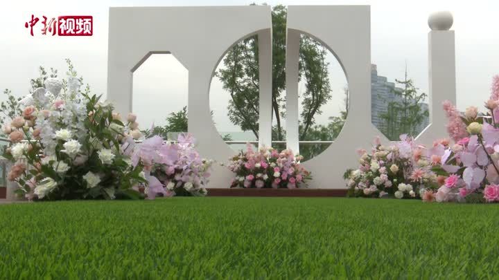 成都启用公园式婚姻登记处 1957对新人在公园里“领证”