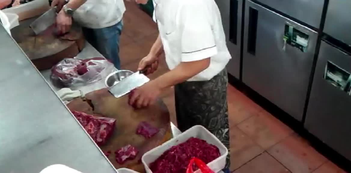 新招的后厨员工,看这刀工,给多少合适!