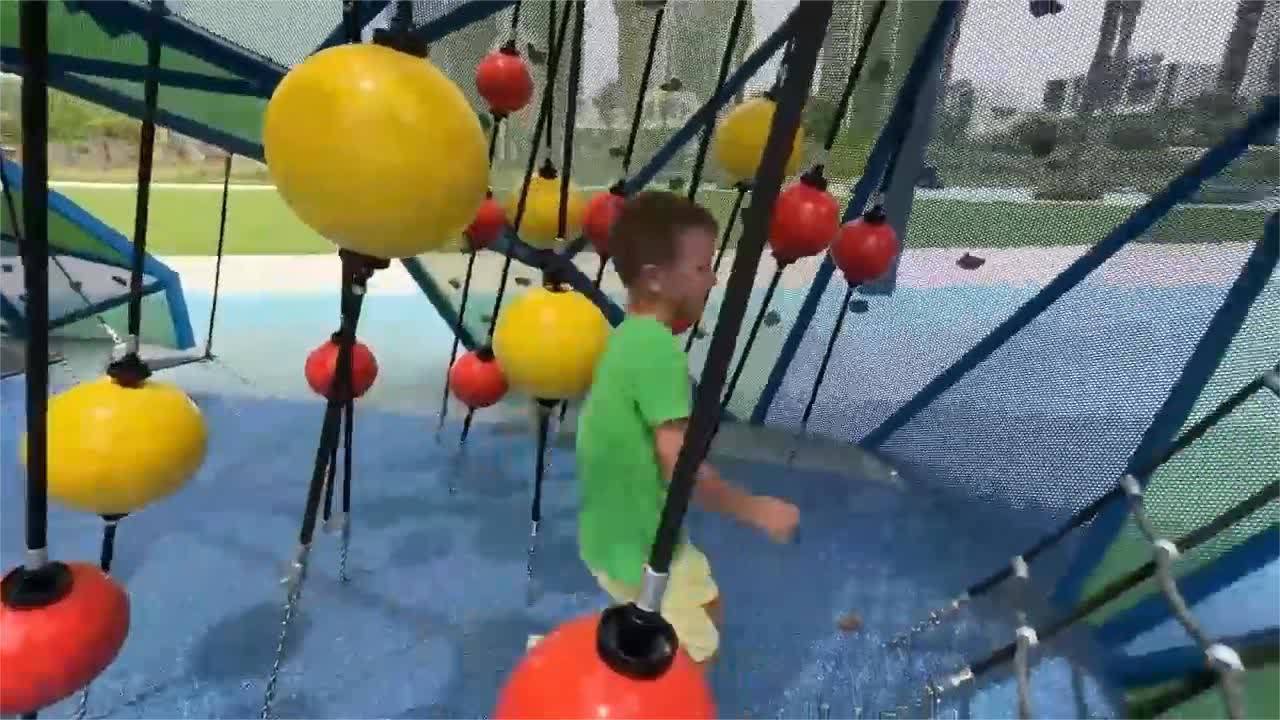 小男孩和姐姐爸爸在沙滩和儿童游乐场学习如何垃圾分类的亲子游戏