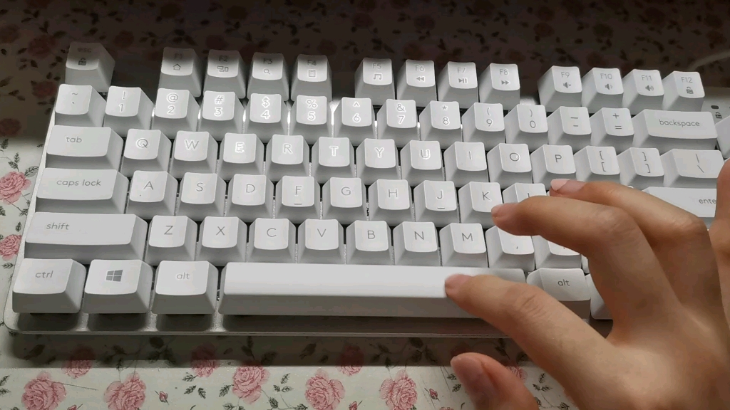 罗技k385,难得遇到满意红轴键盘,没有右侧的数字键,节省了空间,比较...