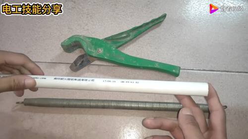 电工用的塑料线管,90度弯怎么做?一点就透的技术,看完就会了