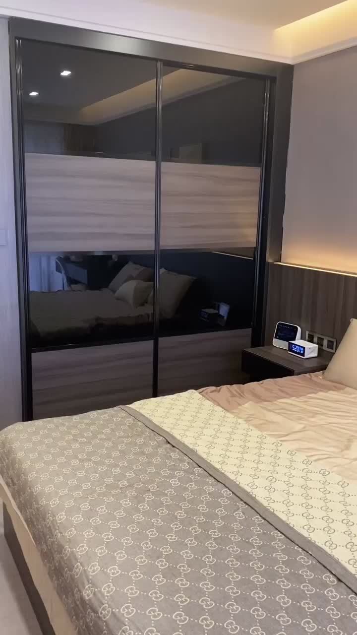 主卧室的装修分享!关于衣柜～最终还是选择了普通推拉门～#主卧室.