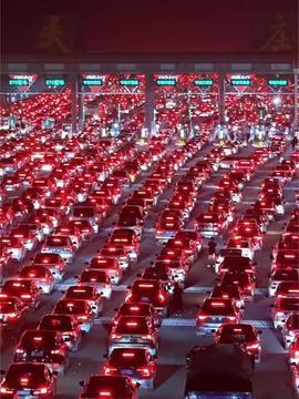 一路长"红"!大年初六中国最大高速收费站吴庄迎返程高峰,满屏红色车灯