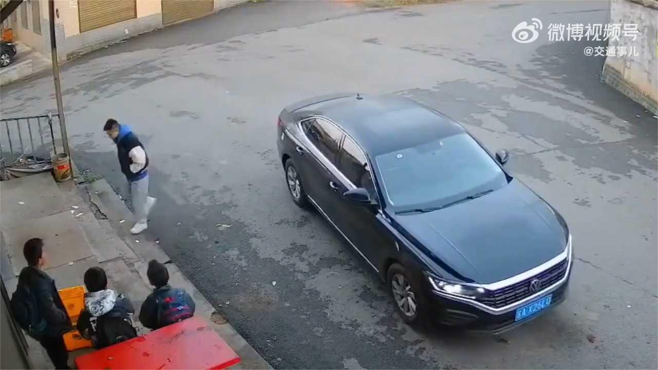 帅就完了!下车不拉手刹,可怜了这辆帕萨特