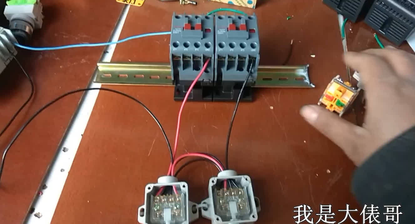 .开关2个交流接触器双重互锁实物.