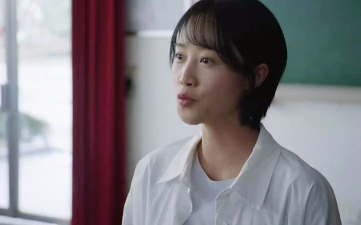 家长会上,周美仁作为家长代表上台发言,表示自己是儿子高考路上的猪...