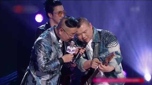 岳云鹏现场教张绍刚弹吉他,关键时候拨片没了,太搞笑了丨歌谣季