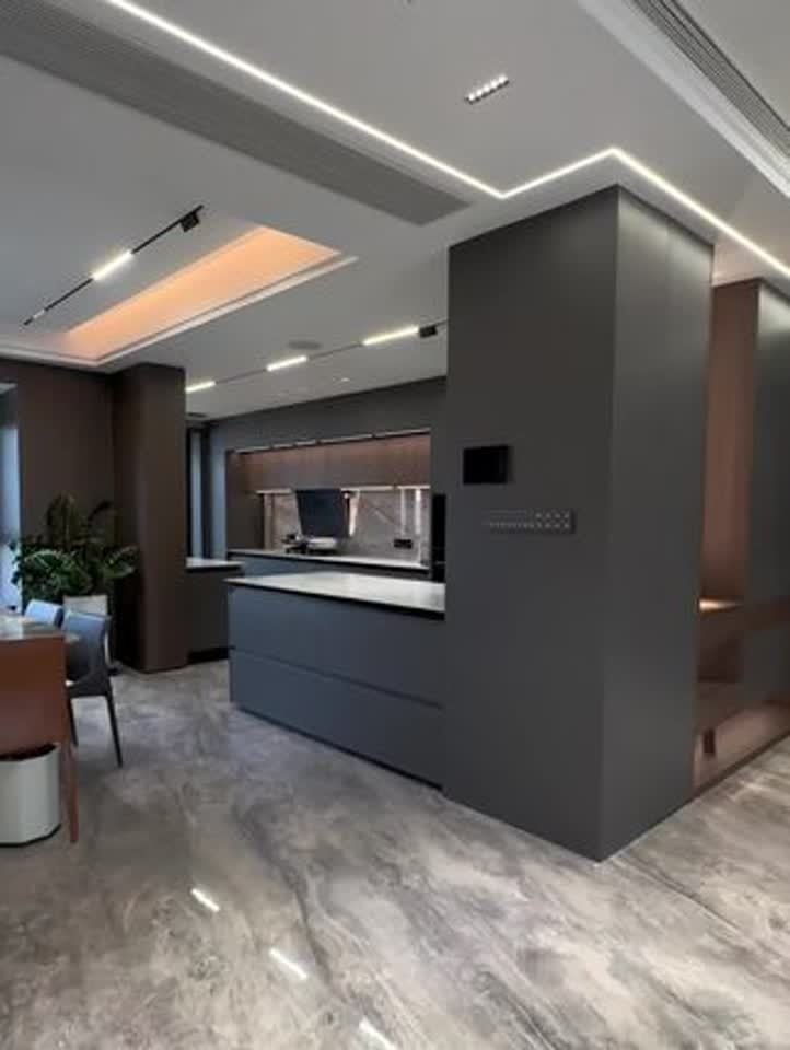 这就是我花了7天装好的开放式厨房!深灰色的柜门,全部电器嵌入整洁...