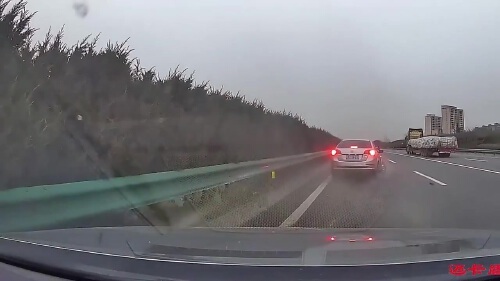 开车不守规矩,活该你遭殃。车祸警示文明驾驶安全出行行车记录仪